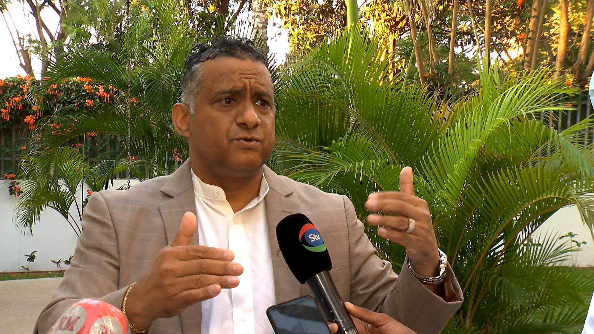 SALIM VALÁ - O País - A verdade como notícia