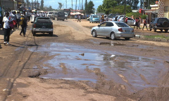 Chuva agrava buracos na via Machava-Nkobe, no Município da Matola - O ...