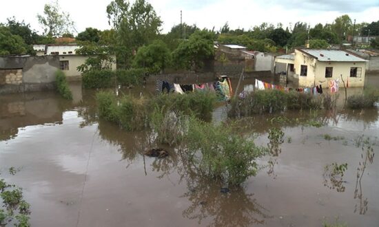 Centena de casas continuam inundadas na Cidade de Maputo - O País - A ...