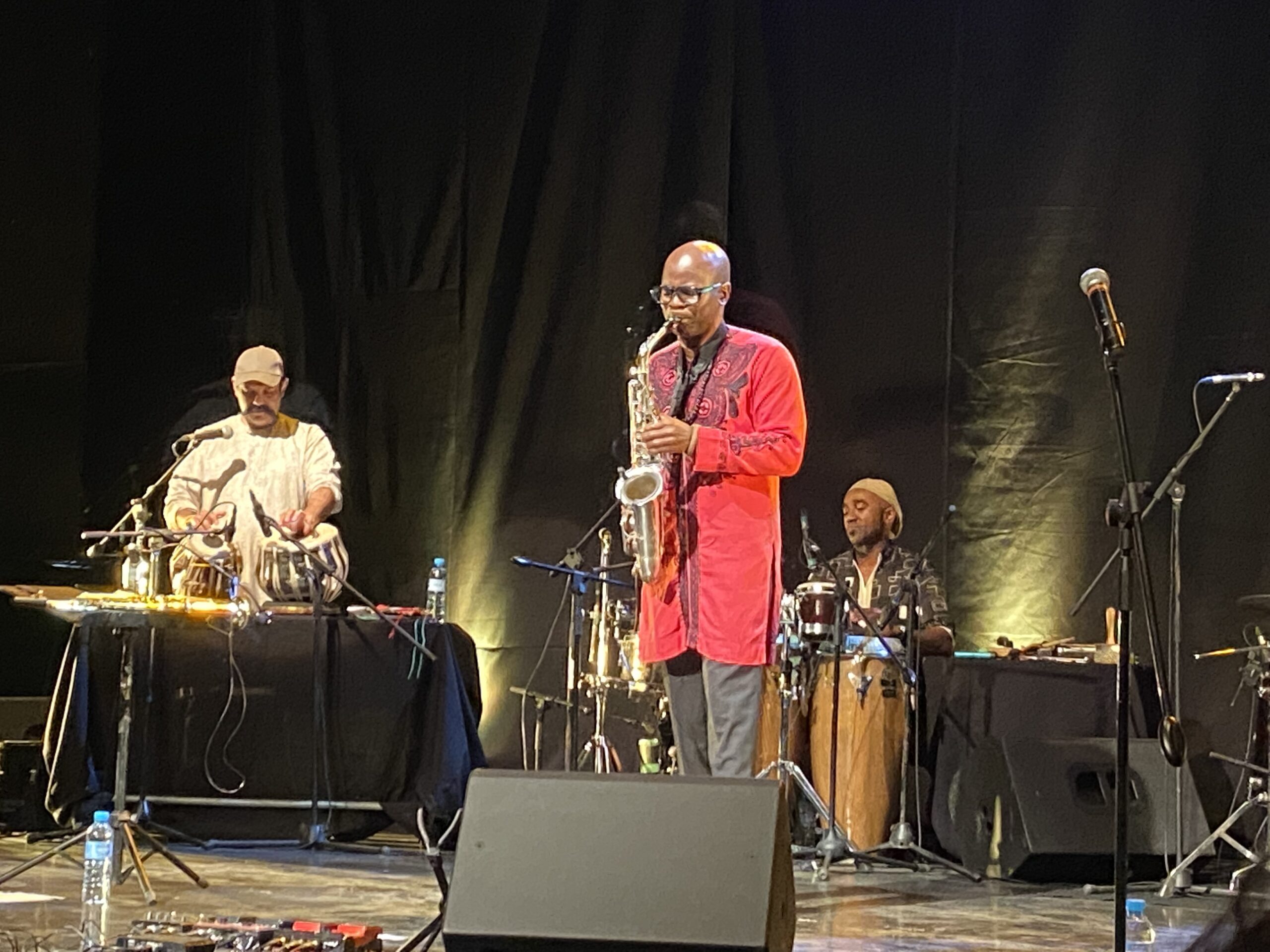 Amizades, percursos e Samora: a noite de Ivan Mazuze no Franco - O País - A verdade como notícia