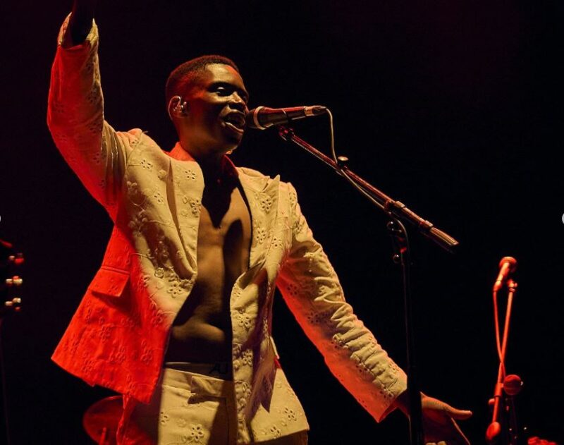 “amaXesha”: os 100 minutos de concerto de Bongeziwe Mabandla - O País ...