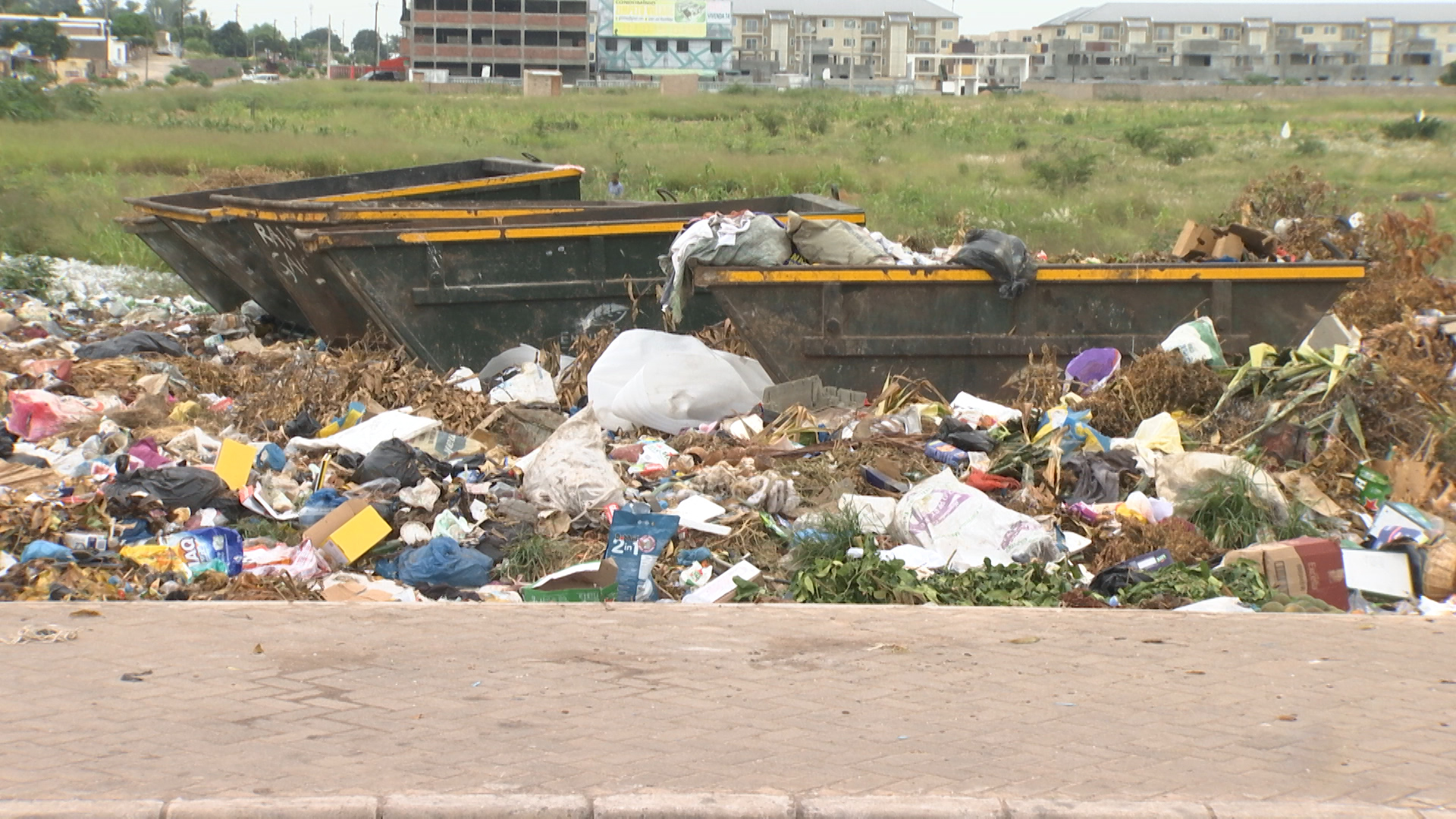 Município de Maputo volta a recolher lixo mas a imundície continua em ...