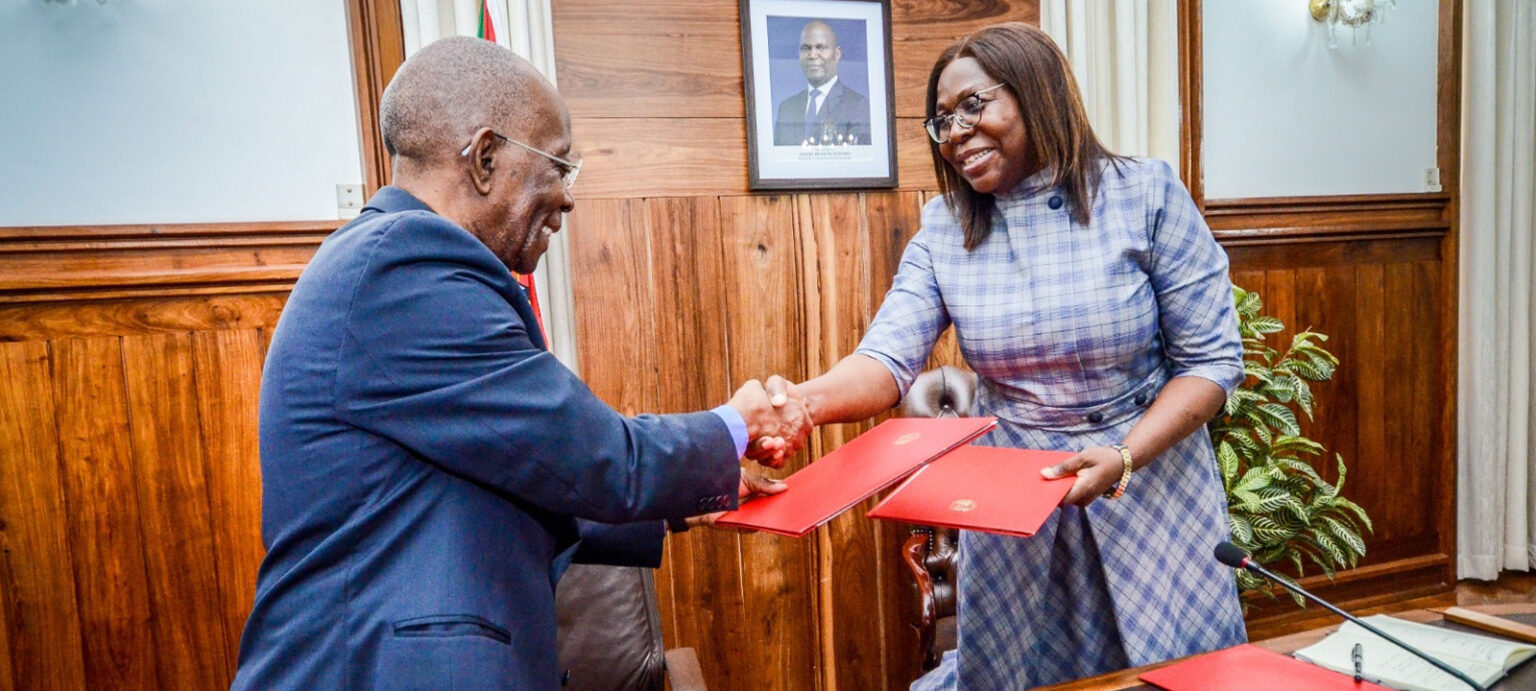 BENVINDA LEVI - O País - A verdade como notícia