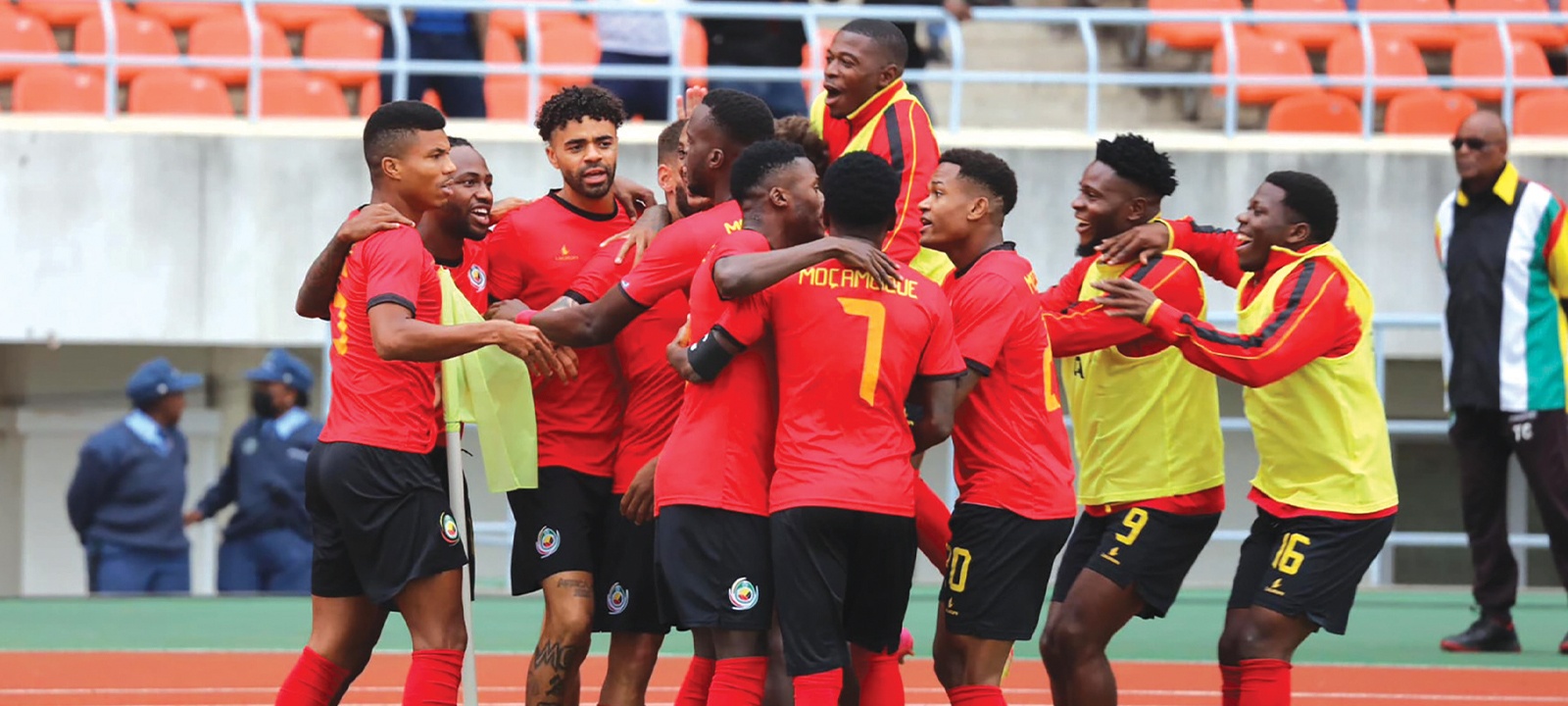 Mambas vencem Uganda e mantêm vivo sonho do Mundial - O País - A ...