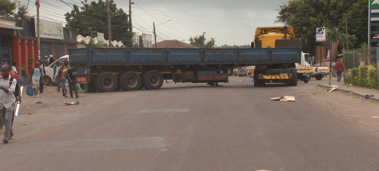 População bloqueia EN2 na Matola Rio - O País - A verdade como notícia
