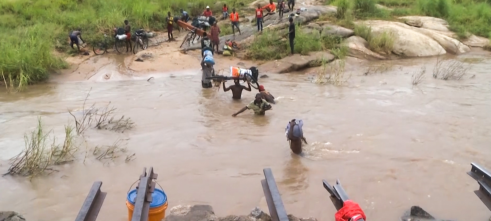Falta de ponte dificulta travessia no rio Monapo - O País - A verdade ...