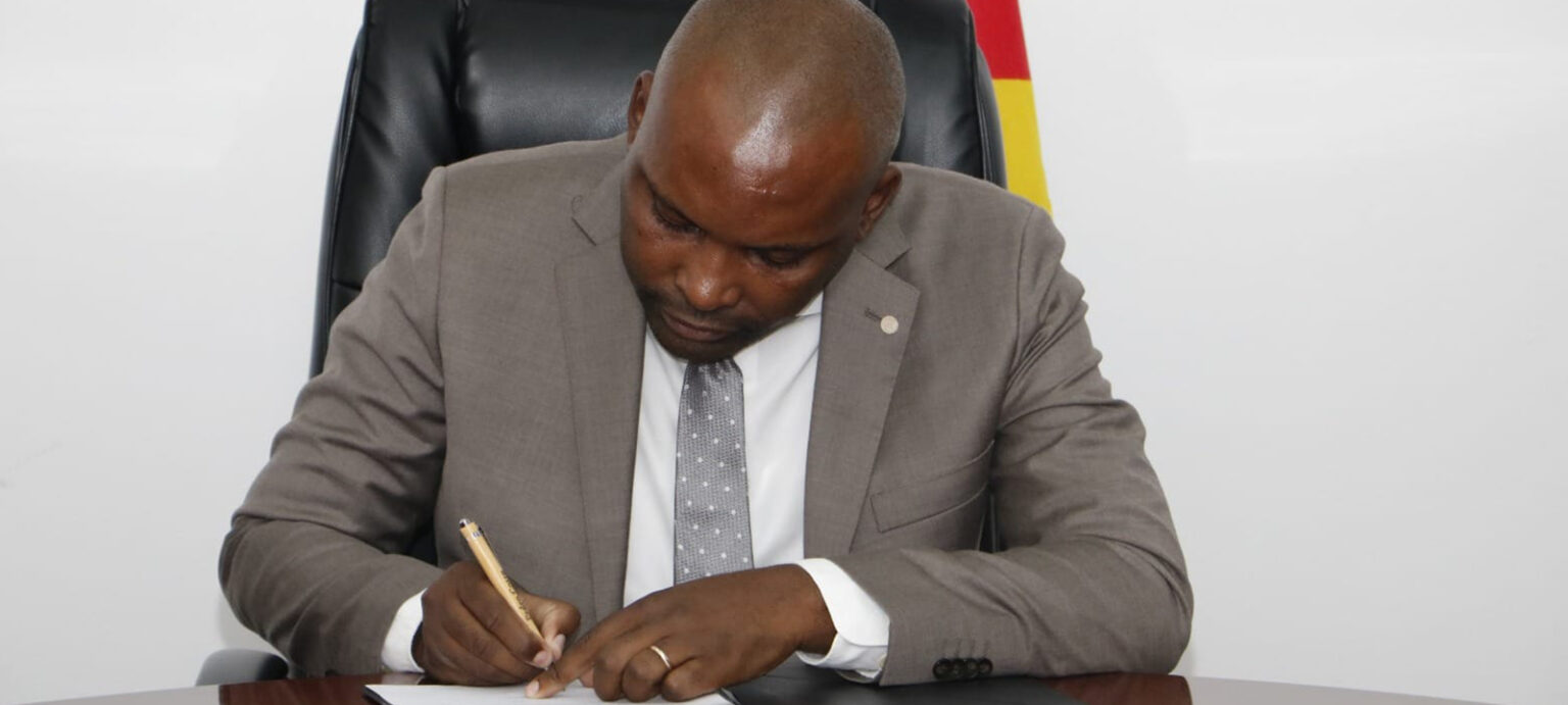 Pedro Cossa substitui Salim Valá na Bolsa de Valores - O País - A ...