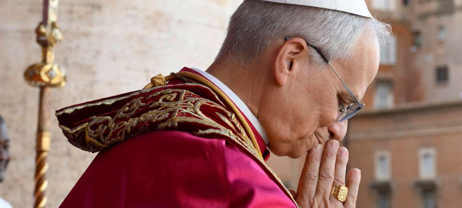 Papa Leão XIV recebe símbolos do poder papal - O País - A verdade como ...