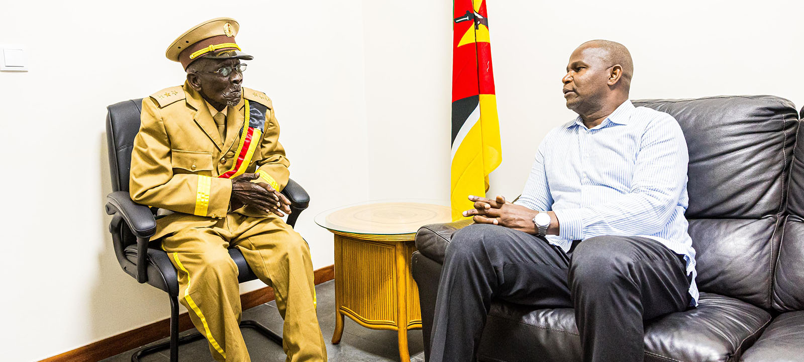 PR reúne-se com régulo Mangunde em Chibabava - O País - A verdade como ...