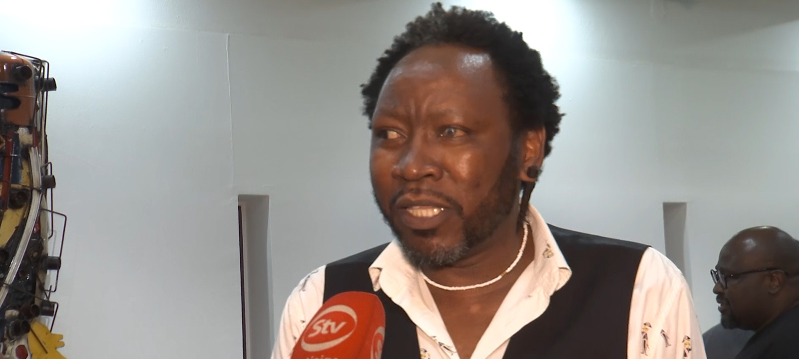 Gonçalo Mabunda faz pré-exposição de “O Adivinho dos fabricantes da ...