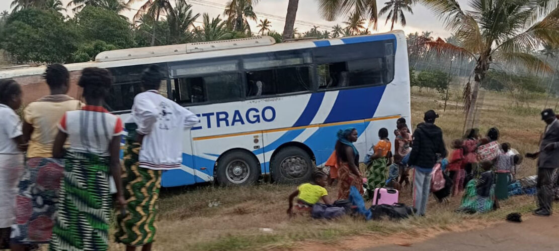 Choque entre duas viaturas mata duas pessoas e fere 11 em Inhambane - O ...
