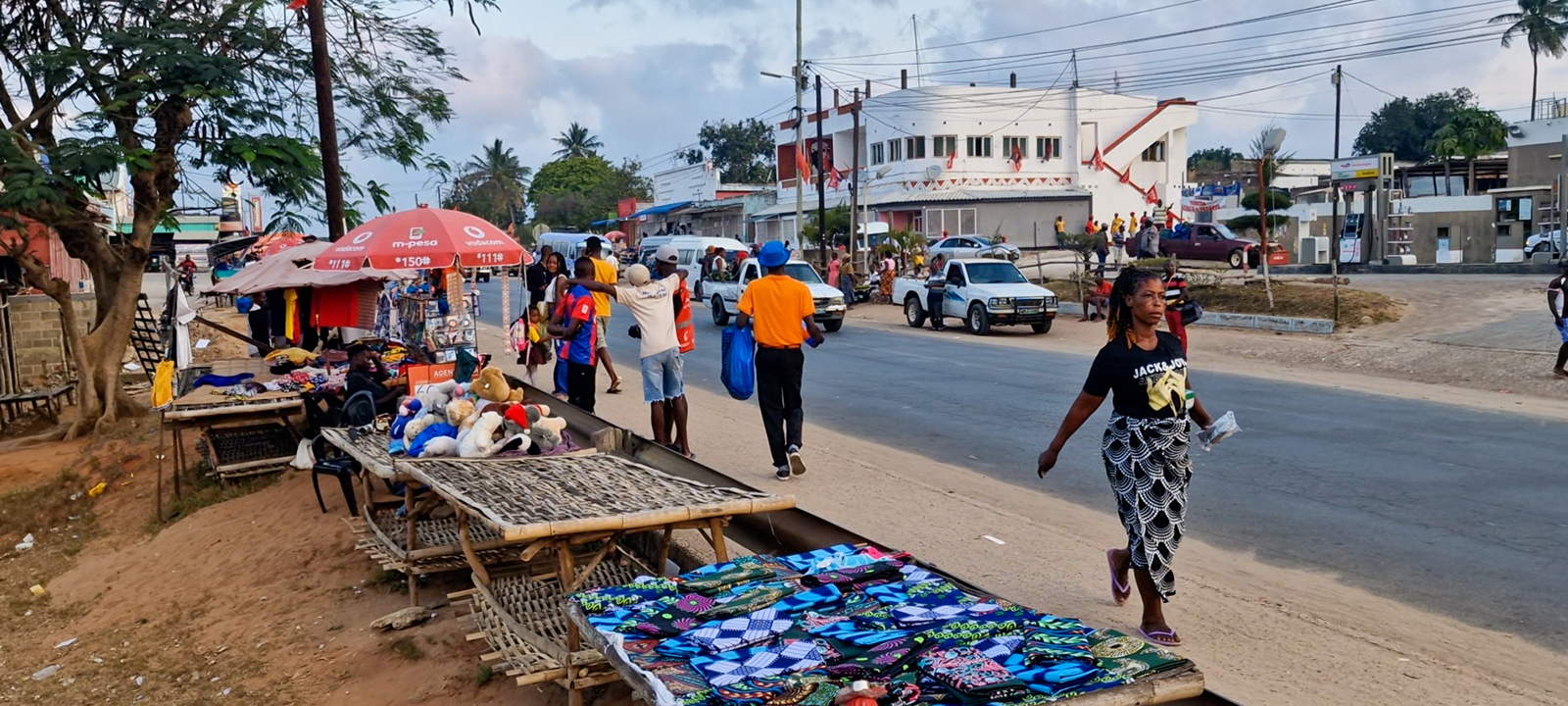 Vendedores de Massinga continuam nas ruas apesar dos riscos - O País ...
