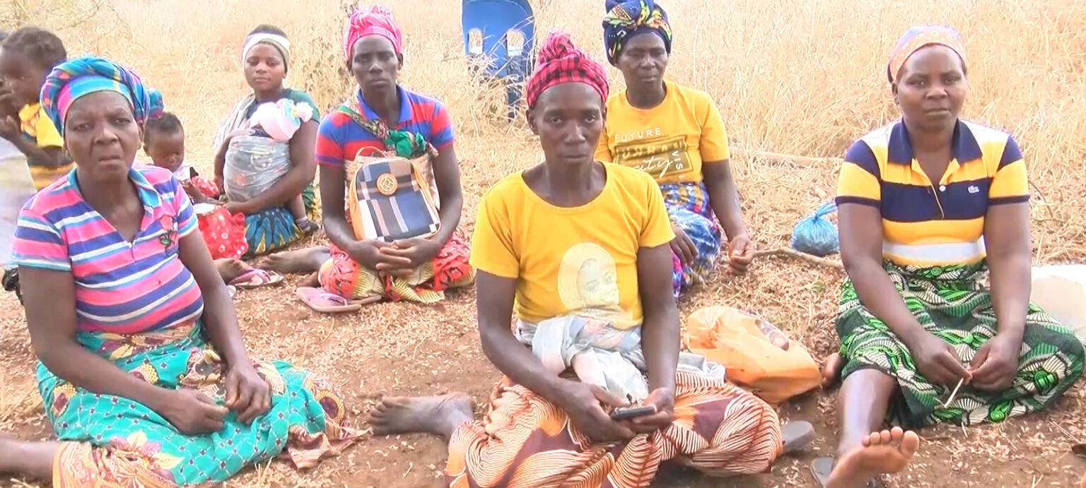 População denuncia usurpação de suas machambas pela Fábrica de Cimento ...