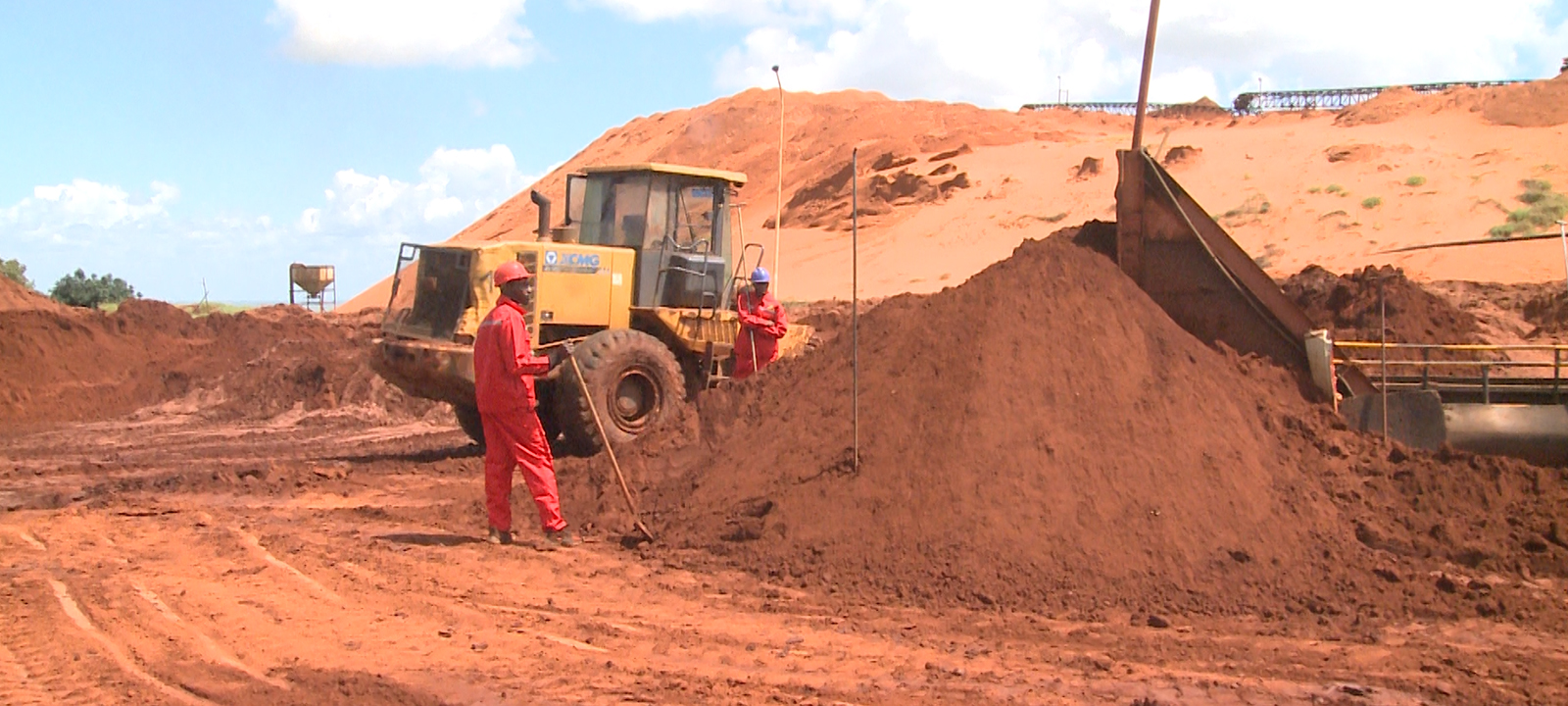 Mais 700 trabalhadores das areias pesadas de Chibuto paralisam ...