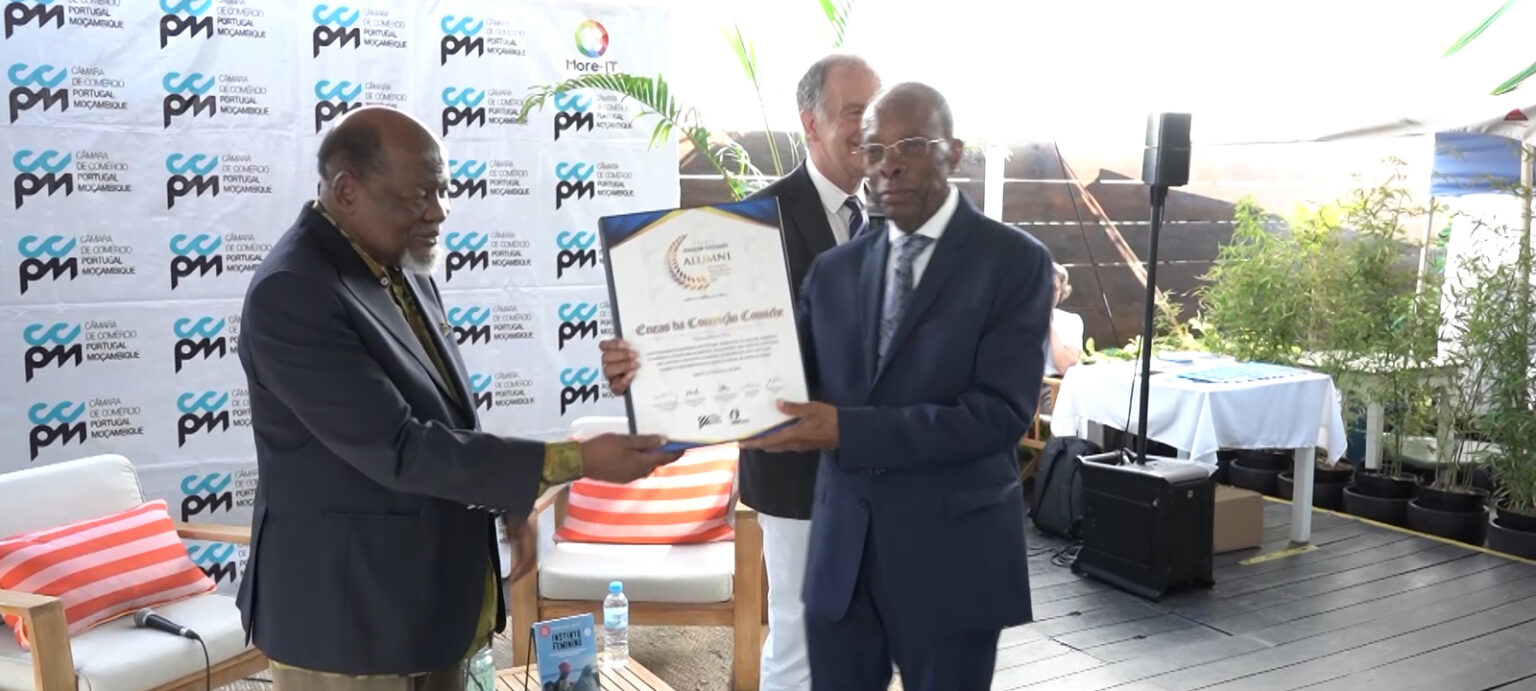 Eneas Comiche recebe prémio ALUMNI Joaquim Chissano - O País - A ...