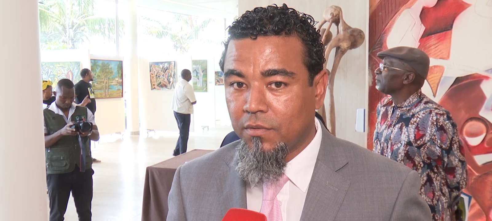 Mussagy lança livro para novas políticas económicas contra crises - O ...